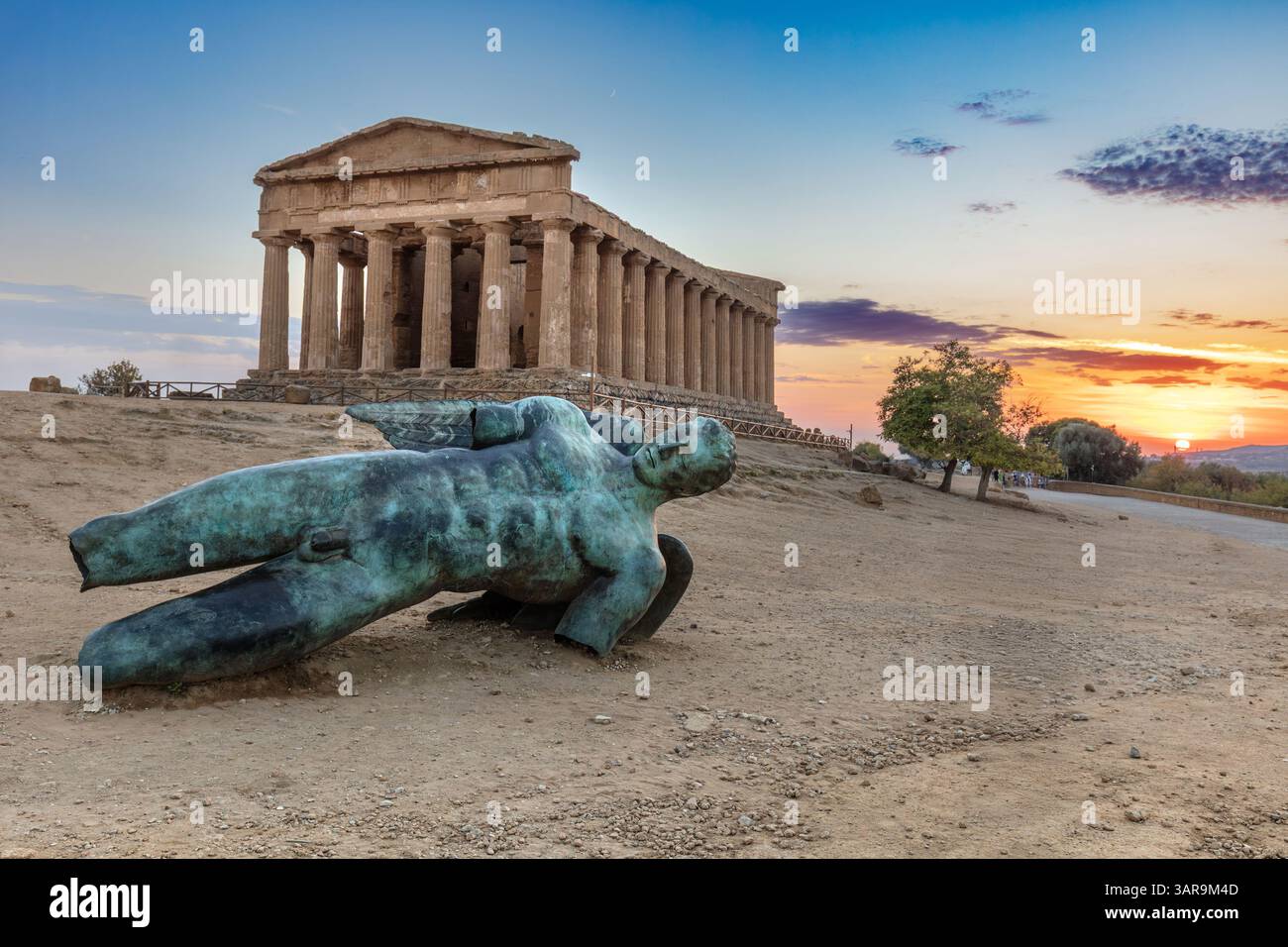 Greek mythology icarus hi-res stock photography and images - Alamy