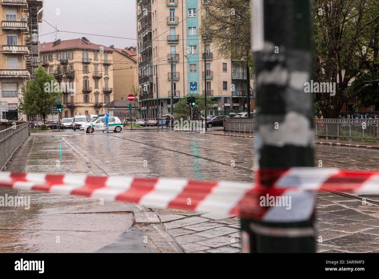 Torino, Italia. 17th Apr, 2023. Allerta meteo a Torino, il fiume Dora ...