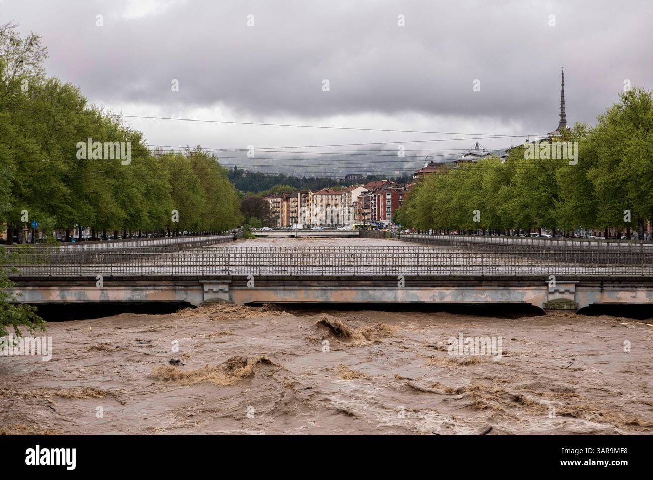Torino, Italia. 17th Apr, 2023. Allerta meteo a Torino, il fiume Dora ...
