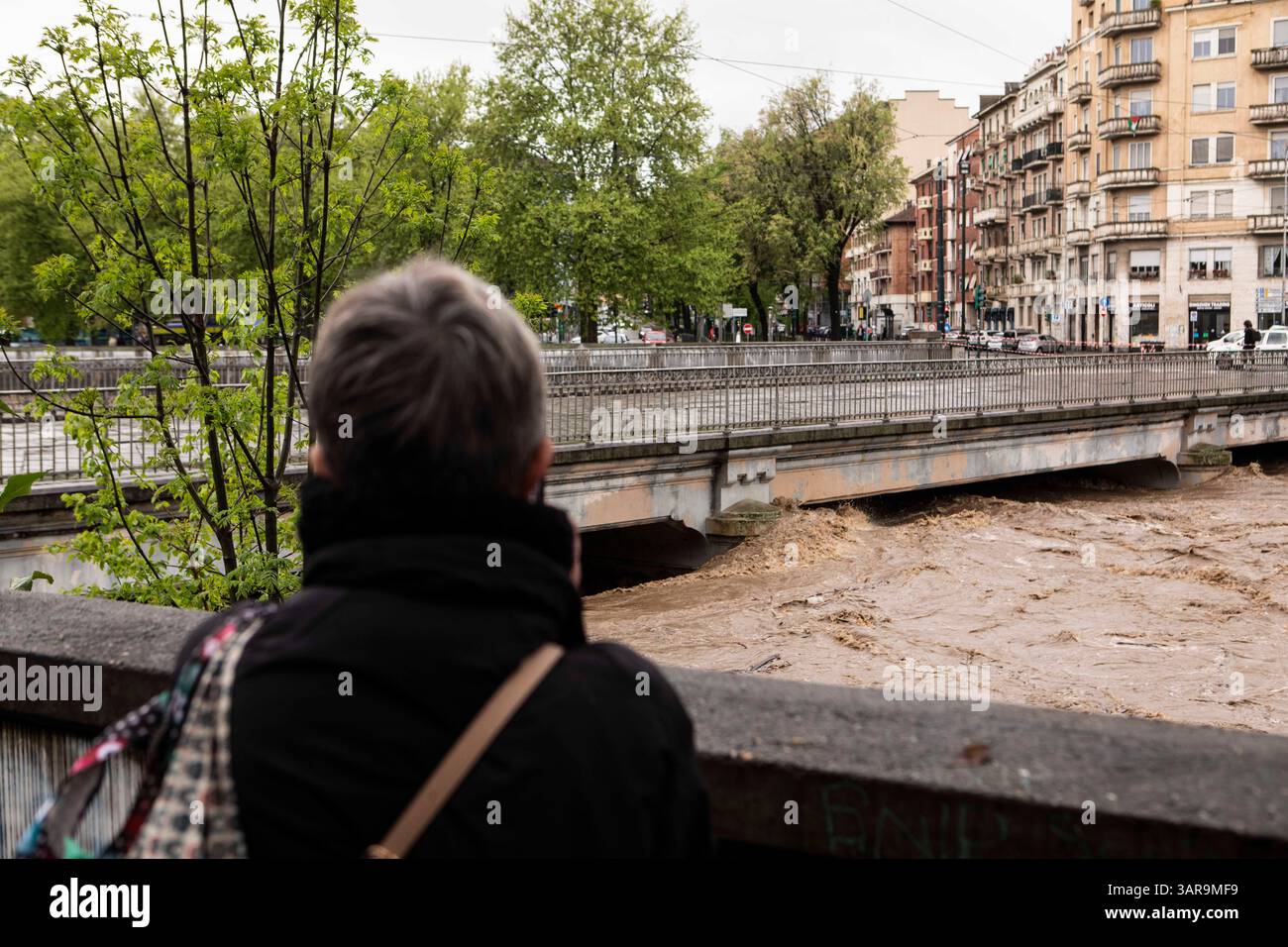 Torino, Italia. 17th Apr, 2023. Allerta meteo a Torino, il fiume Dora ...