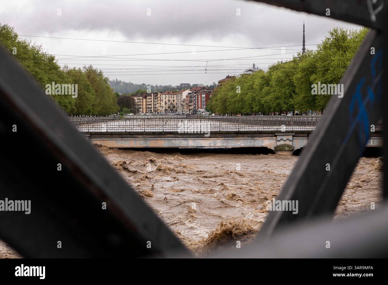 Allerta meteo a Torino, il fiume Dora si gonfia all’altezza del ponte ...