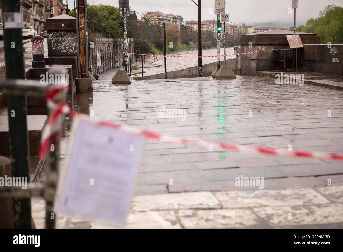 Torino, Italia. 17th Apr, 2023. Allerta meteo a Torino, il fiume Po si ...
