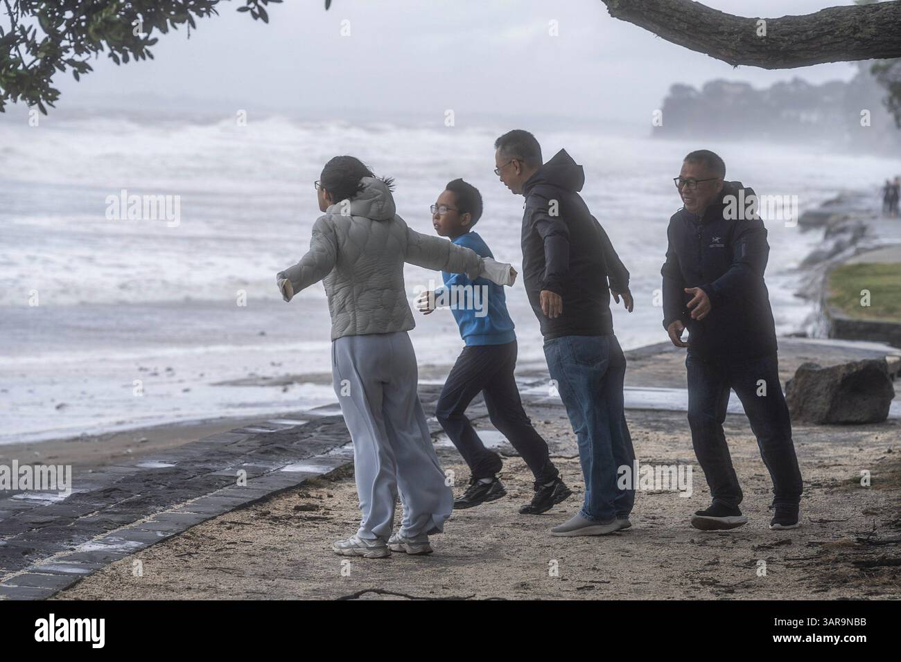 (250417) -- AUCKLAND, April 17, 2025 (Xinhua) -- People feel the wind ...