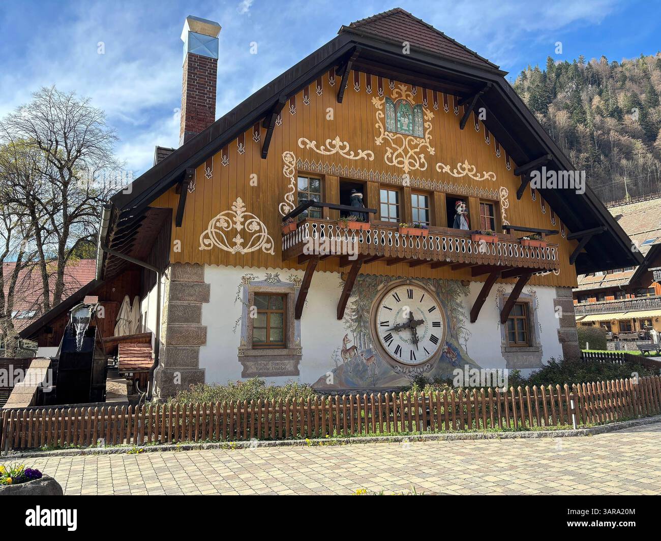 Kuckucksuhr am Sternenhof nahe dem Eisenbahnviadukt an der ...