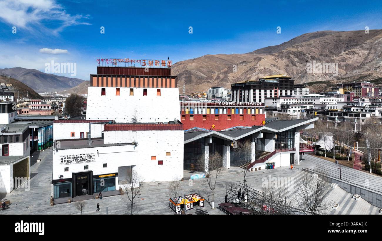 (250417) -- XINING, April 17, 2025 (Xinhua) -- An aerial drone photo ...