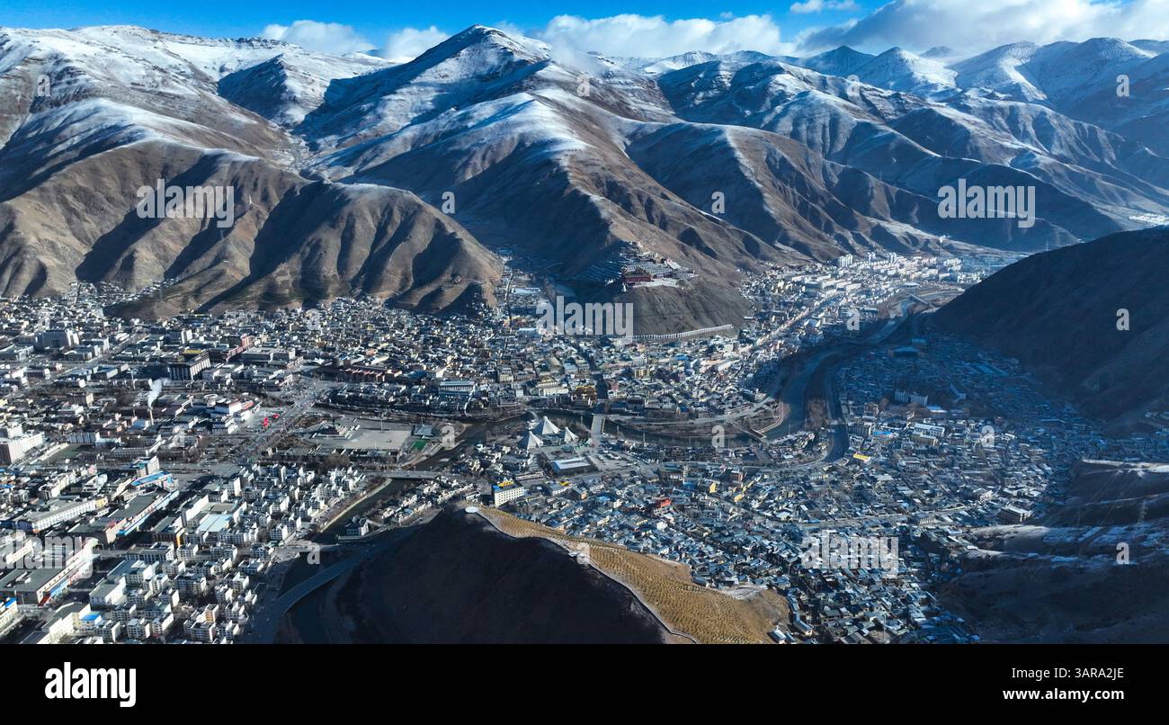 (250417) -- XINING, April 17, 2025 (Xinhua) -- An aerial drone photo ...