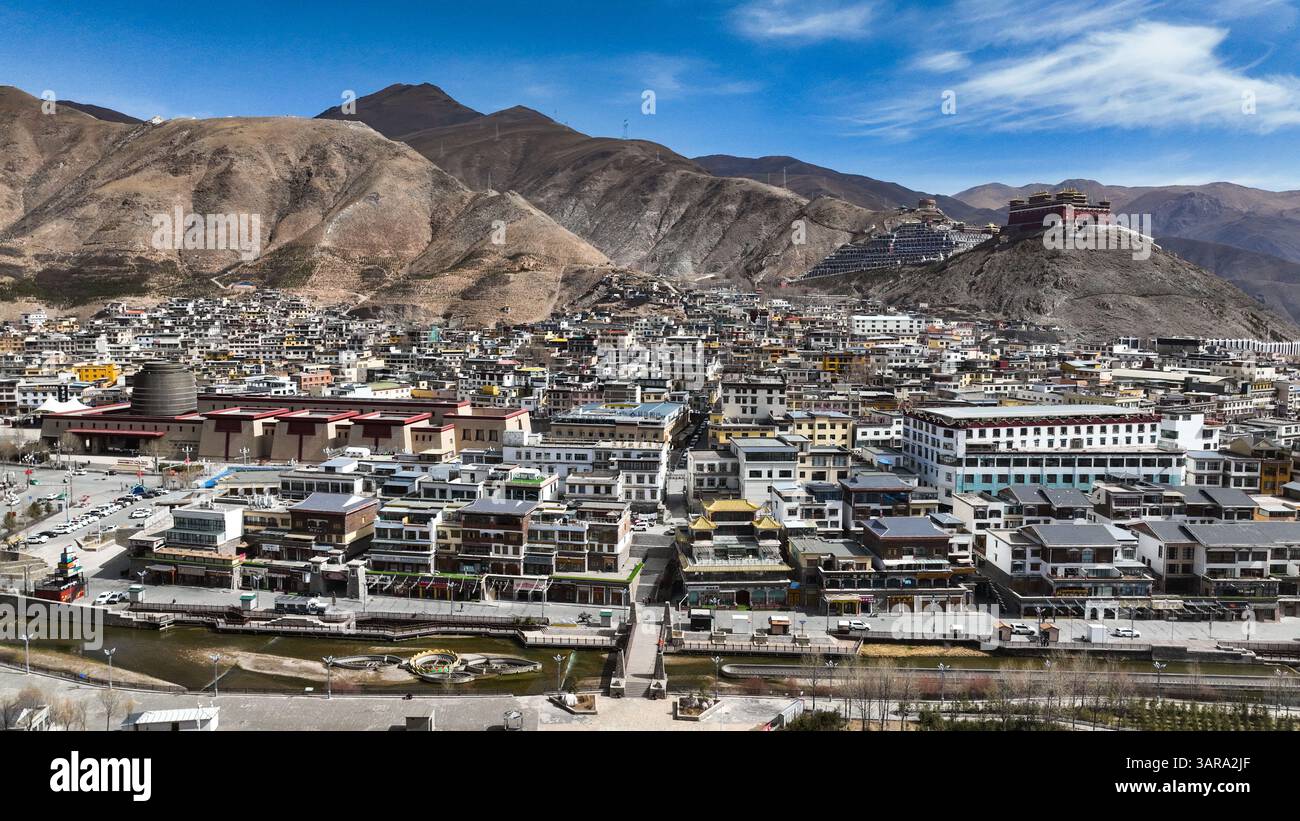 (250417) -- XINING, April 17, 2025 (Xinhua) -- An aerial drone photo ...