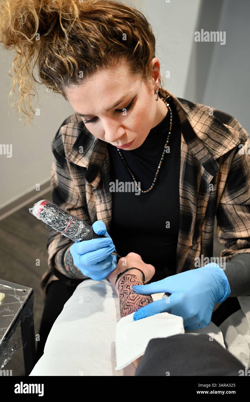 Tattoo artist carefully inking hi-res stock photography and images - Alamy
