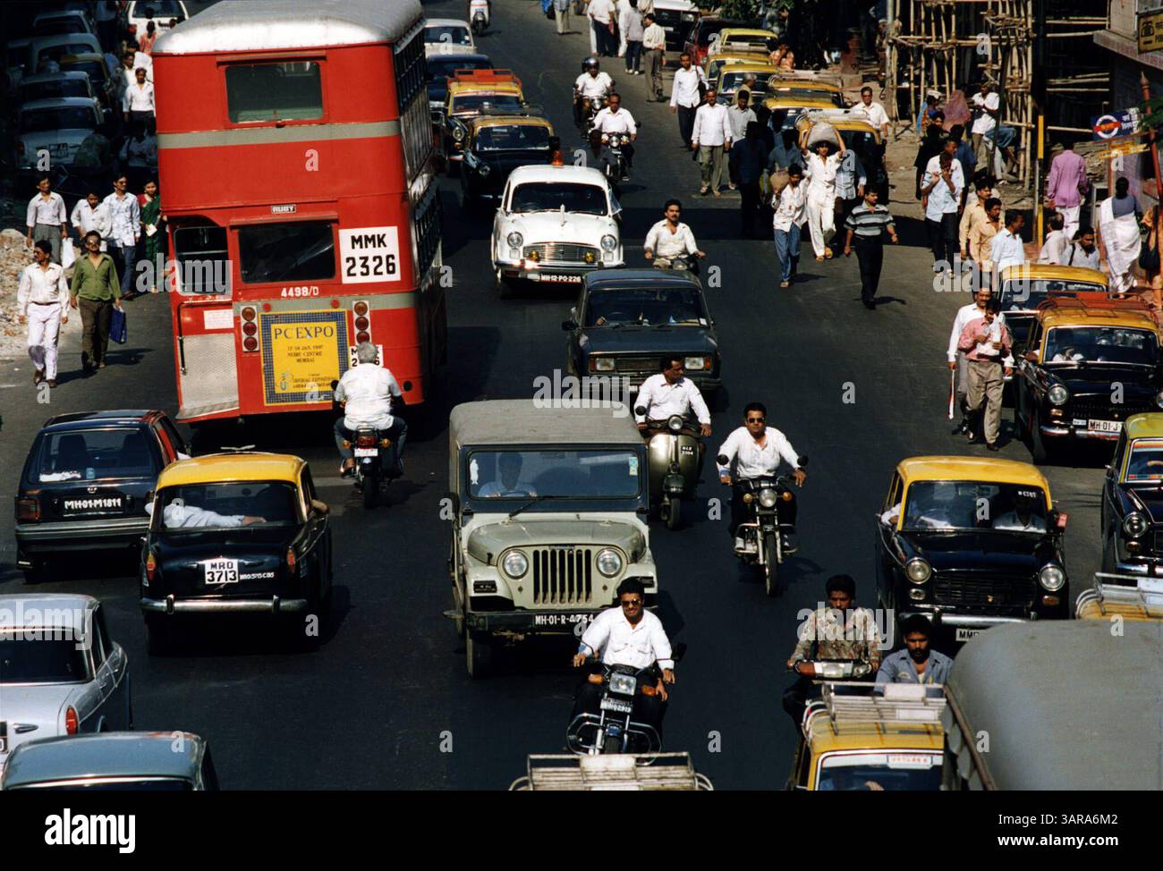 INDIEN : Strassenverkehr in Bombay / Mumbai , 20.12.1996 IND , INDIA ...