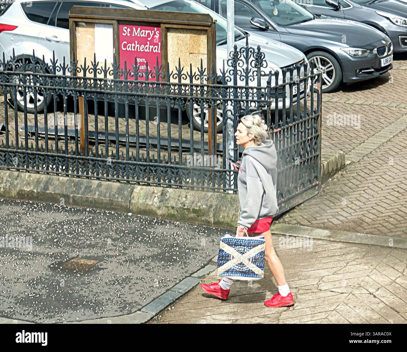 Glasgow, Scotland, UK. 17th April, 2025. UK Weather: Spring sees april ...