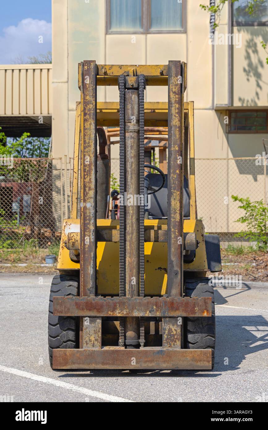 Front view old forklift hi-res stock photography and images - Alamy
