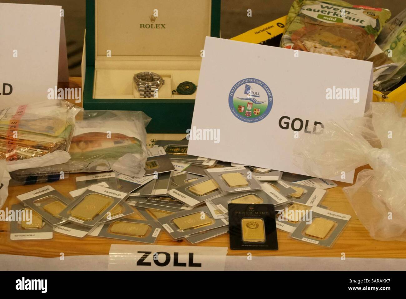 Gold Goldbarren Feingold und Geld Euroscheine Bargeld liegen auf einem ...
