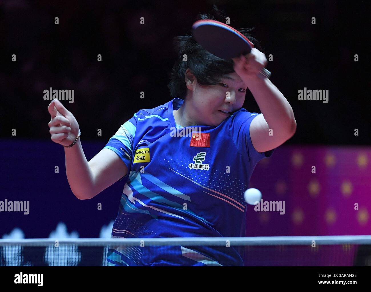 (250417) -- MACAO, April 17, 2025 (Xinhua) -- Kuai Man hits a return ...