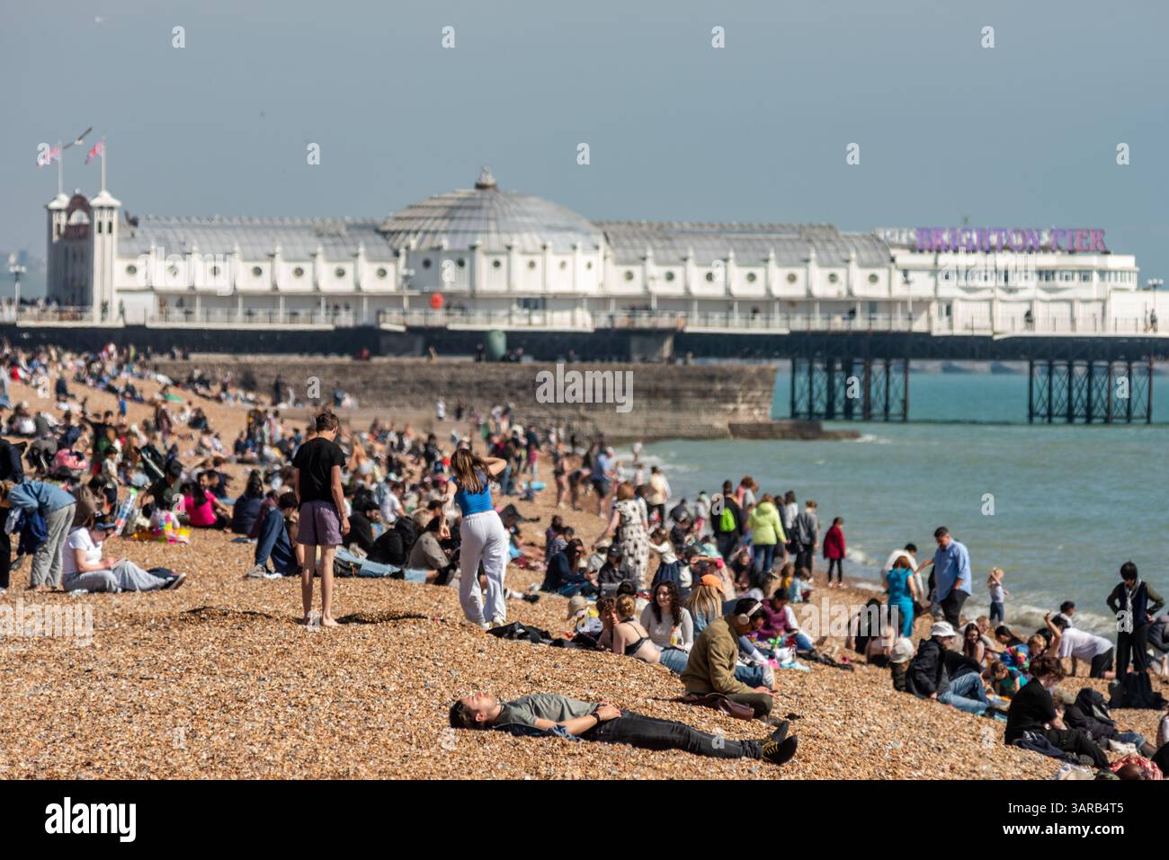 Brighton, April 17th 2025: Crowds enjoying the beautiful spring weather ...
