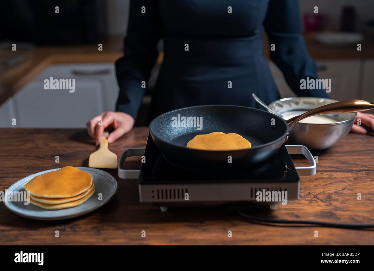 Preparing baking pan recipe woman hi-res stock photography and images ...