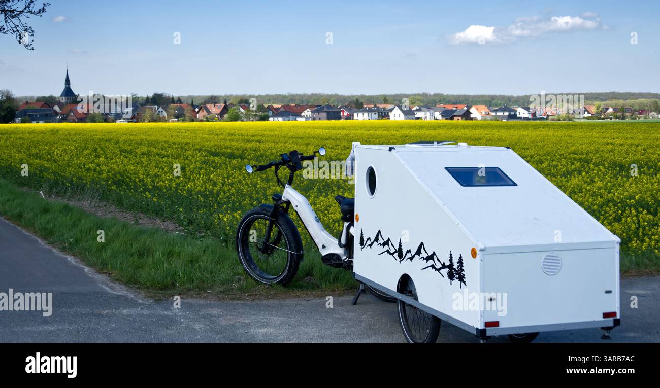 Bicycle bike caravan next hi-res stock photography and images - Alamy