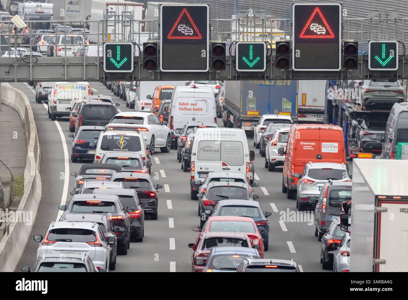 Stau auf der Autobahn DEU, Deutschland, Hamburg: Fahrzeuge stauen sich ...