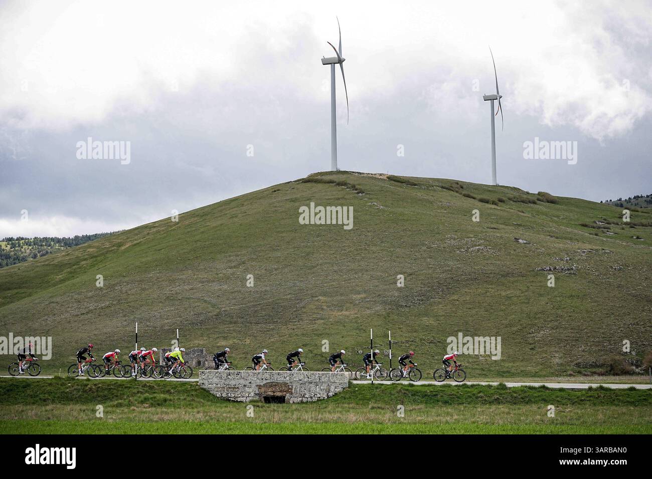 The pack rides during the Giro dÕAbruzzo, stage from San Demetrio ne ...