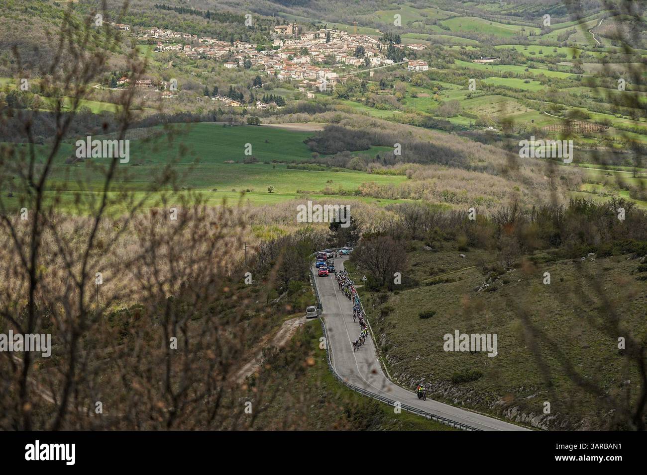 The pack rides during the Giro dÕAbruzzo, stage from San Demetrio ne ...