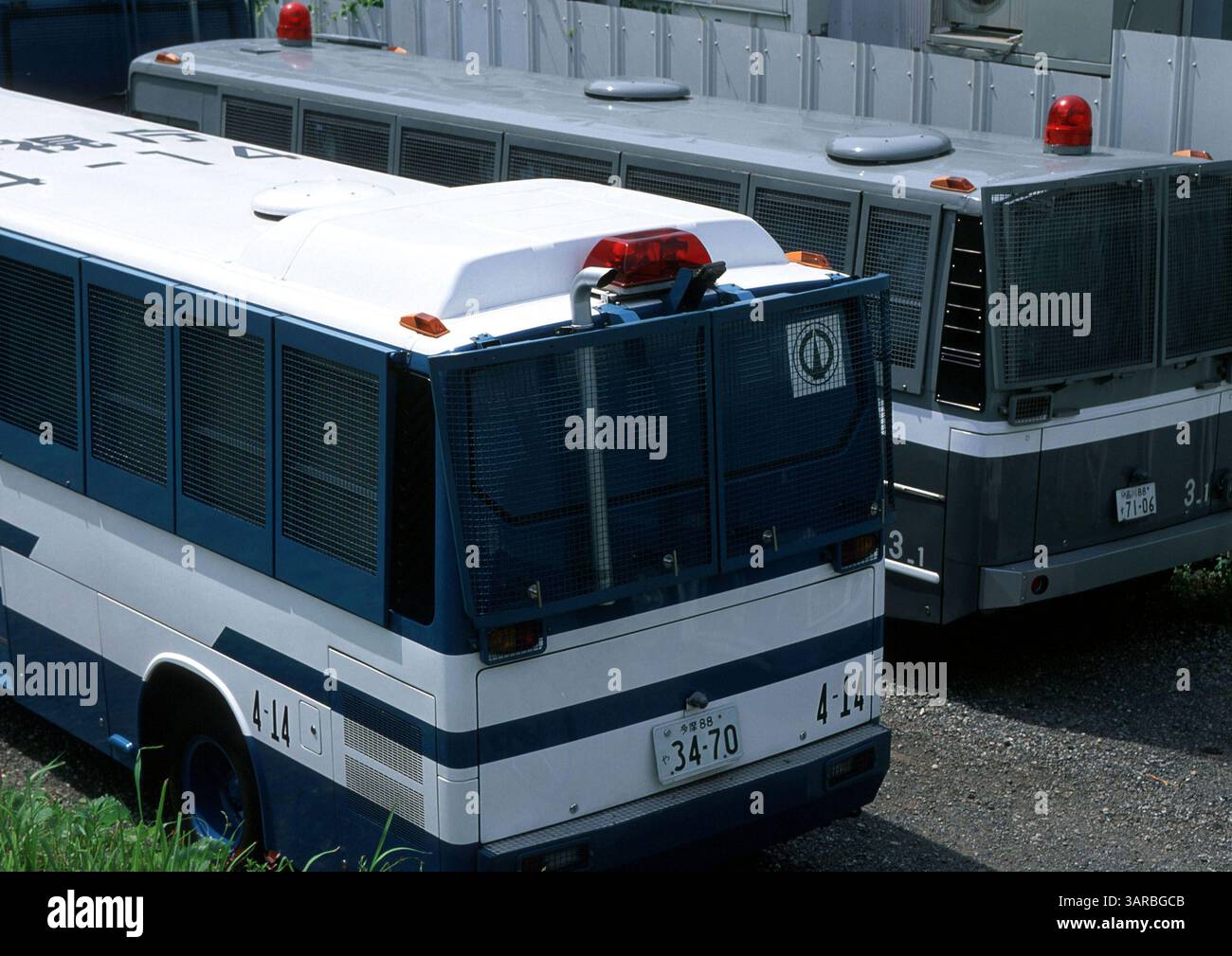 Jun 06, 2000; Tokyo, Japan; Heavily protected Japanese police transport ...