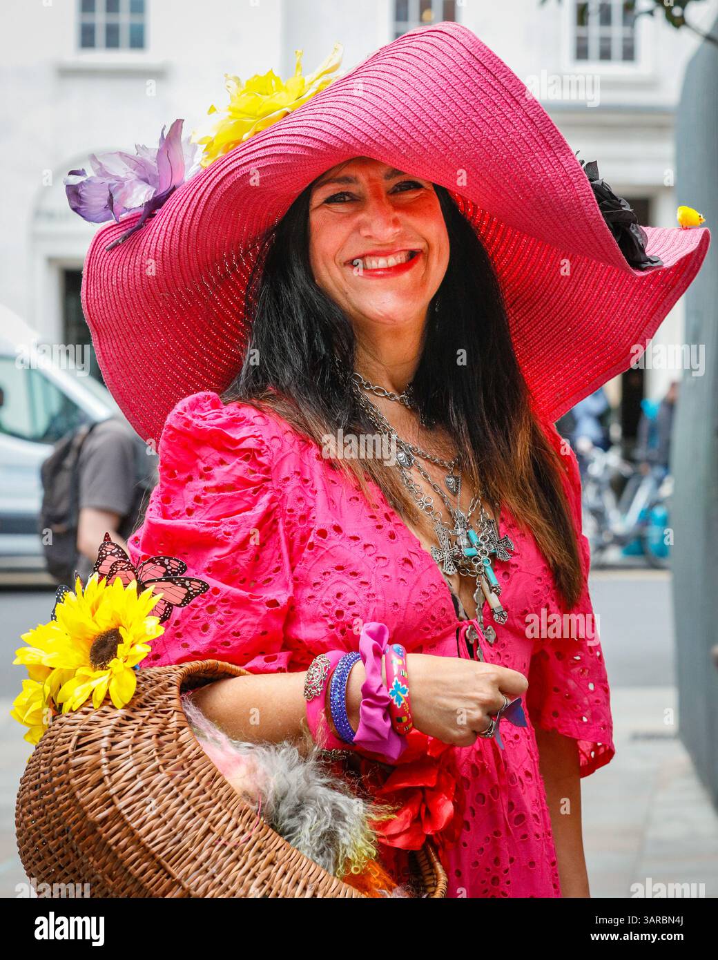 London, UK. 17th Apr, 2025. Participants show off their colourful ...