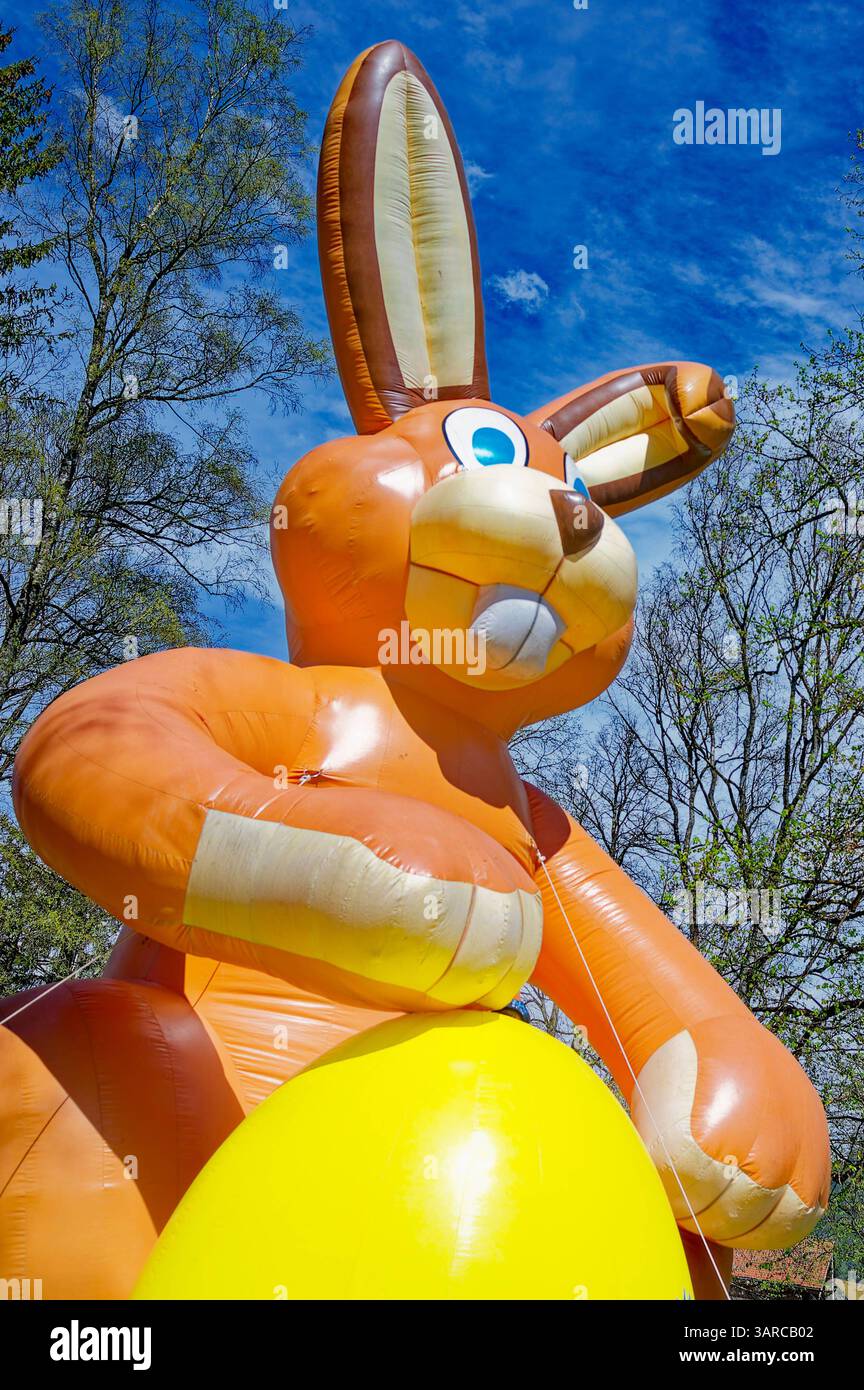 Schöne Ostertage. Der große Osterhase beim Kinderfest in Ruhpolding ...