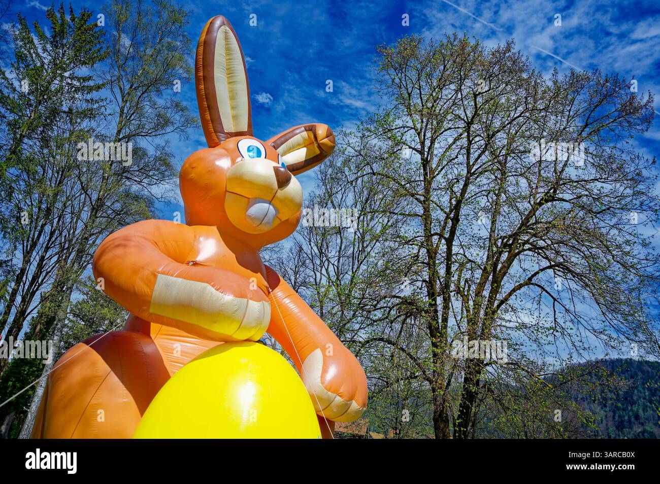 Schöne Ostertage. Der große Osterhase beim Kinderfest in Ruhpolding ...