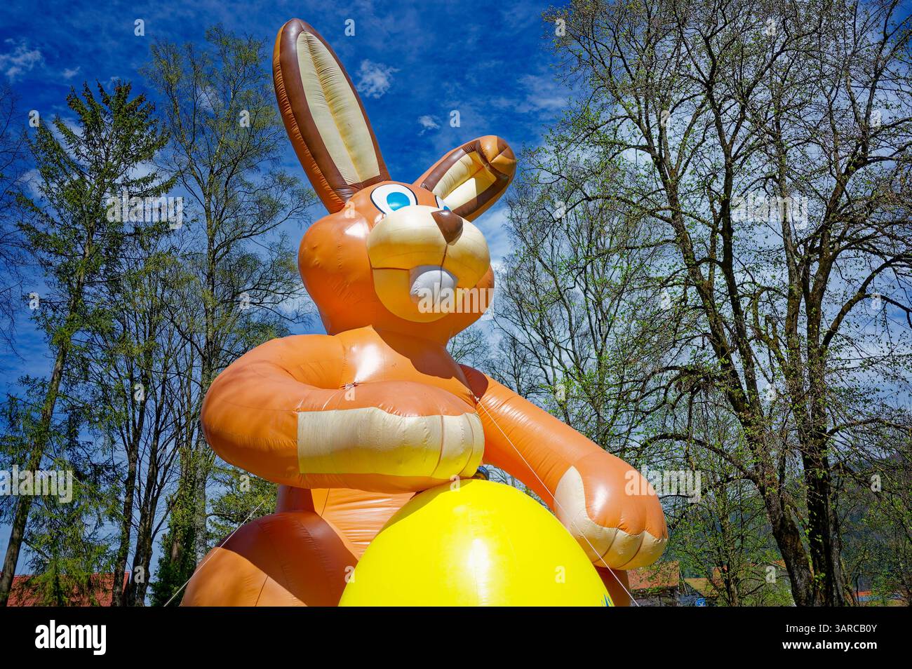 Schöne Ostertage. Der große Osterhase beim Kinderfest in Ruhpolding ...