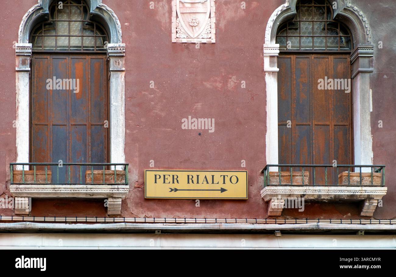 Directional sign pointing to the Rialto bridge in Venice, Italy, wall ...