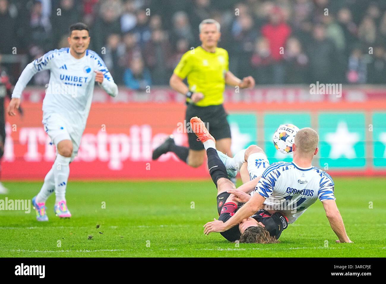 Herning, Denmark. 17th Apr, 2025. FC Midtjylland moeder FC Koebenhavn i mesterskabsspillet paa ...