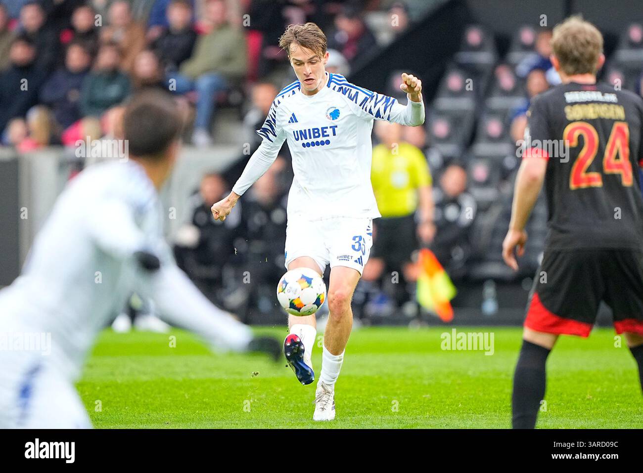 Herning, Denmark. 17th Apr, 2025. FC Midtjylland moeder FC Koebenhavn i ...