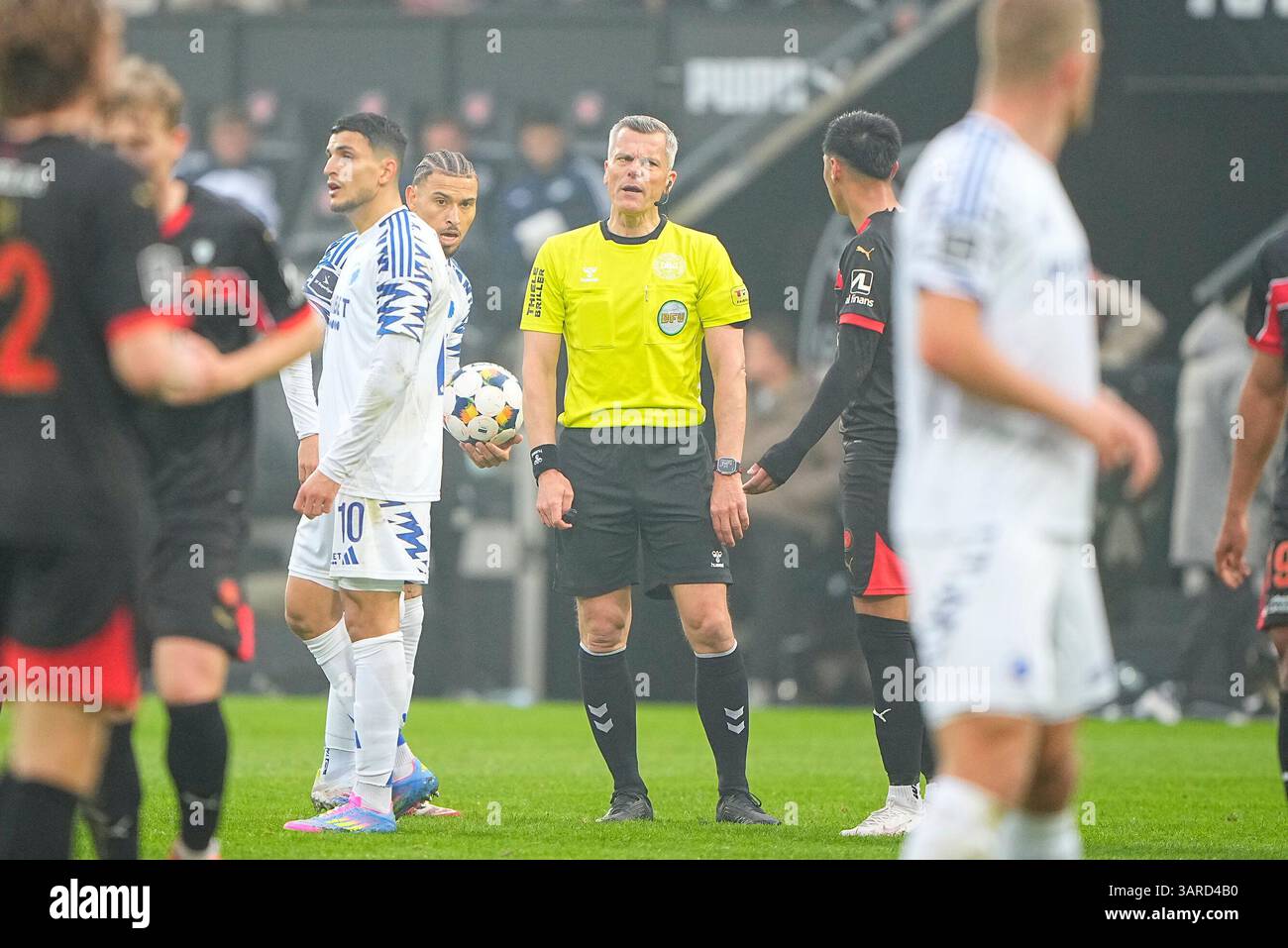 Herning, Denmark. 17th Apr, 2025. FC Midtjylland moeder FC Koebenhavn i ...