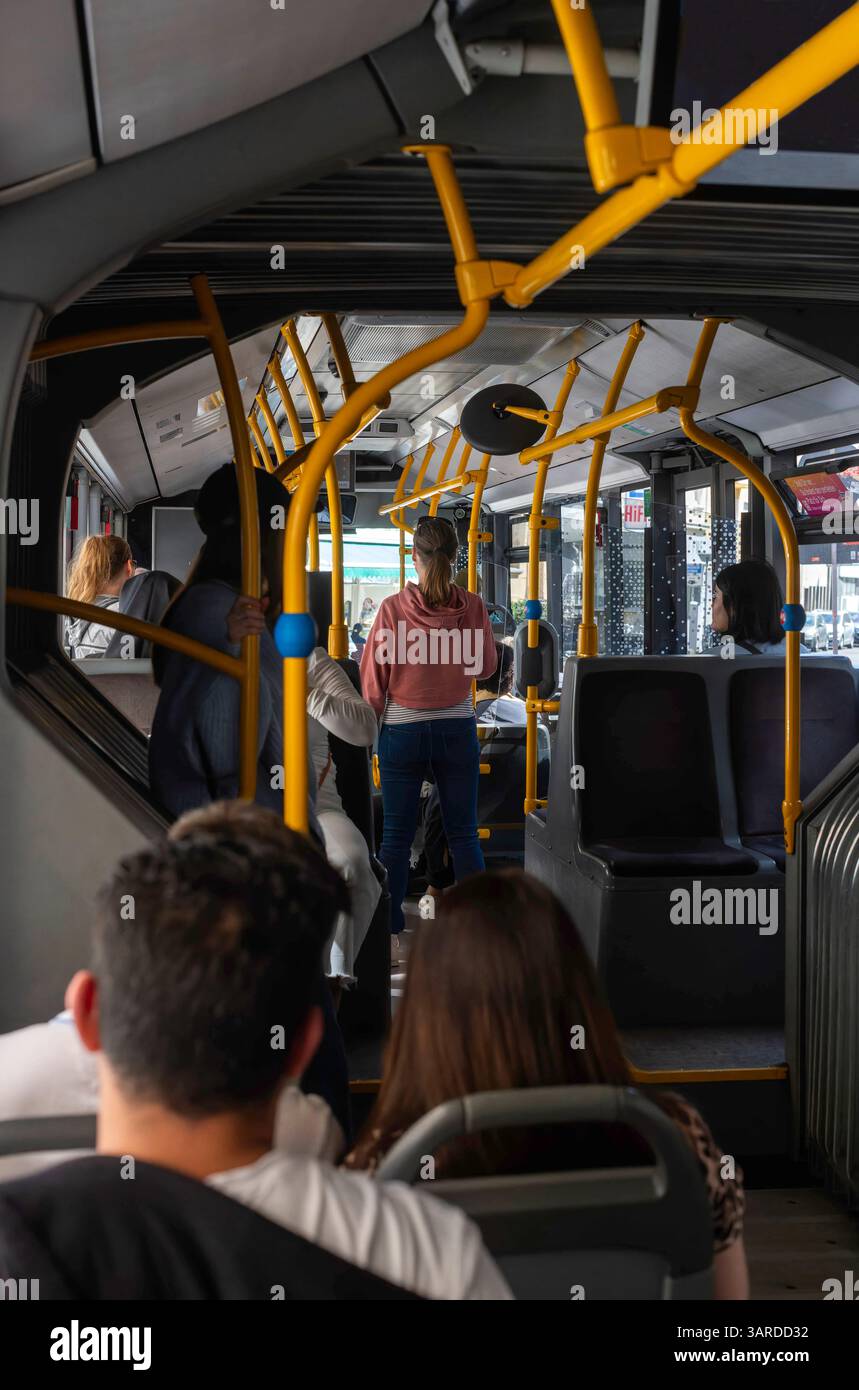 Öffentlicher Personennahverkehr. Das Foto wurde während einer Fahrt in ...