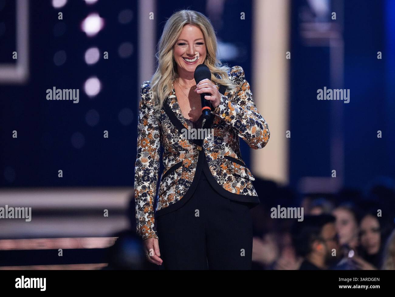 Sarah McLachlan presents the Lifetime Achievement award to Anne Murray ...