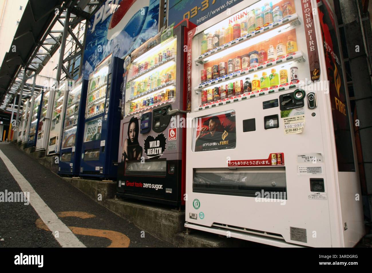 Jan 25, 2010 - Tokyo, Japan - Vending Machines are everywhere in Japan ...