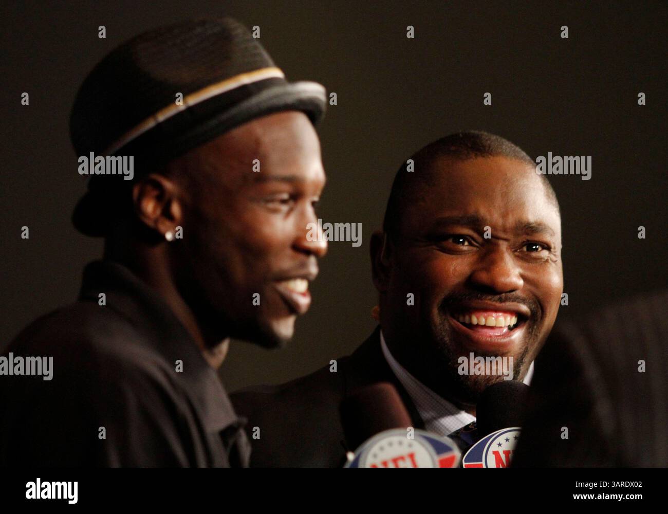 Game show host ryan hi-res stock photography and images - Alamy