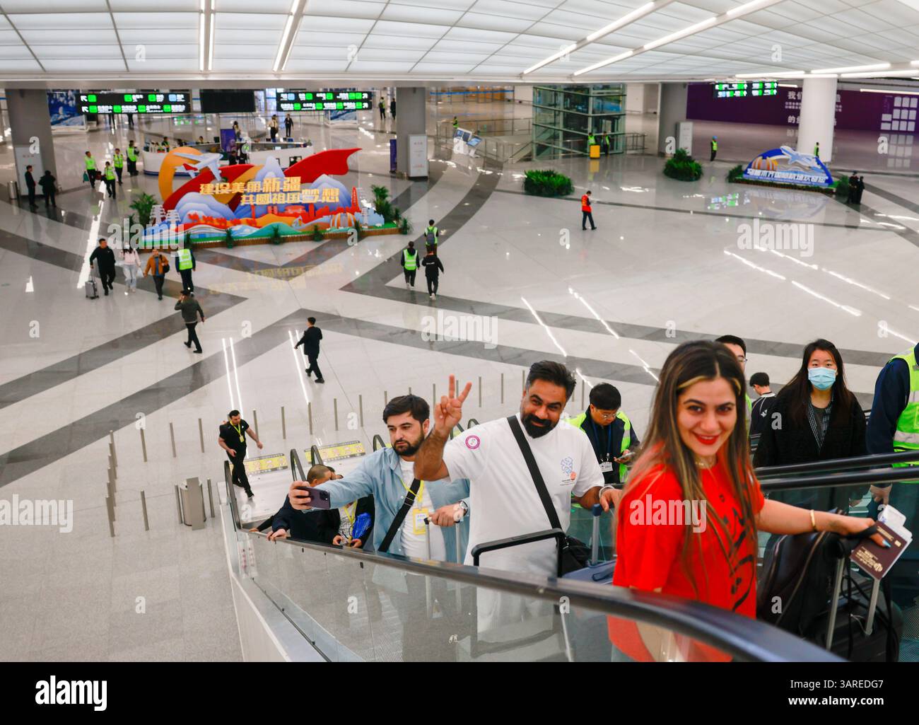 (250417) -- URUMQI, April 17, 2025 (Xinhua) -- Passengers are seen at ...