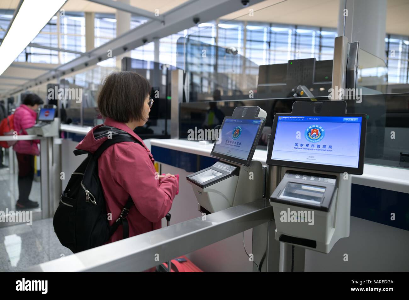 (250417) -- URUMQI, April 17, 2025 (Xinhua) -- A passenger goes through ...