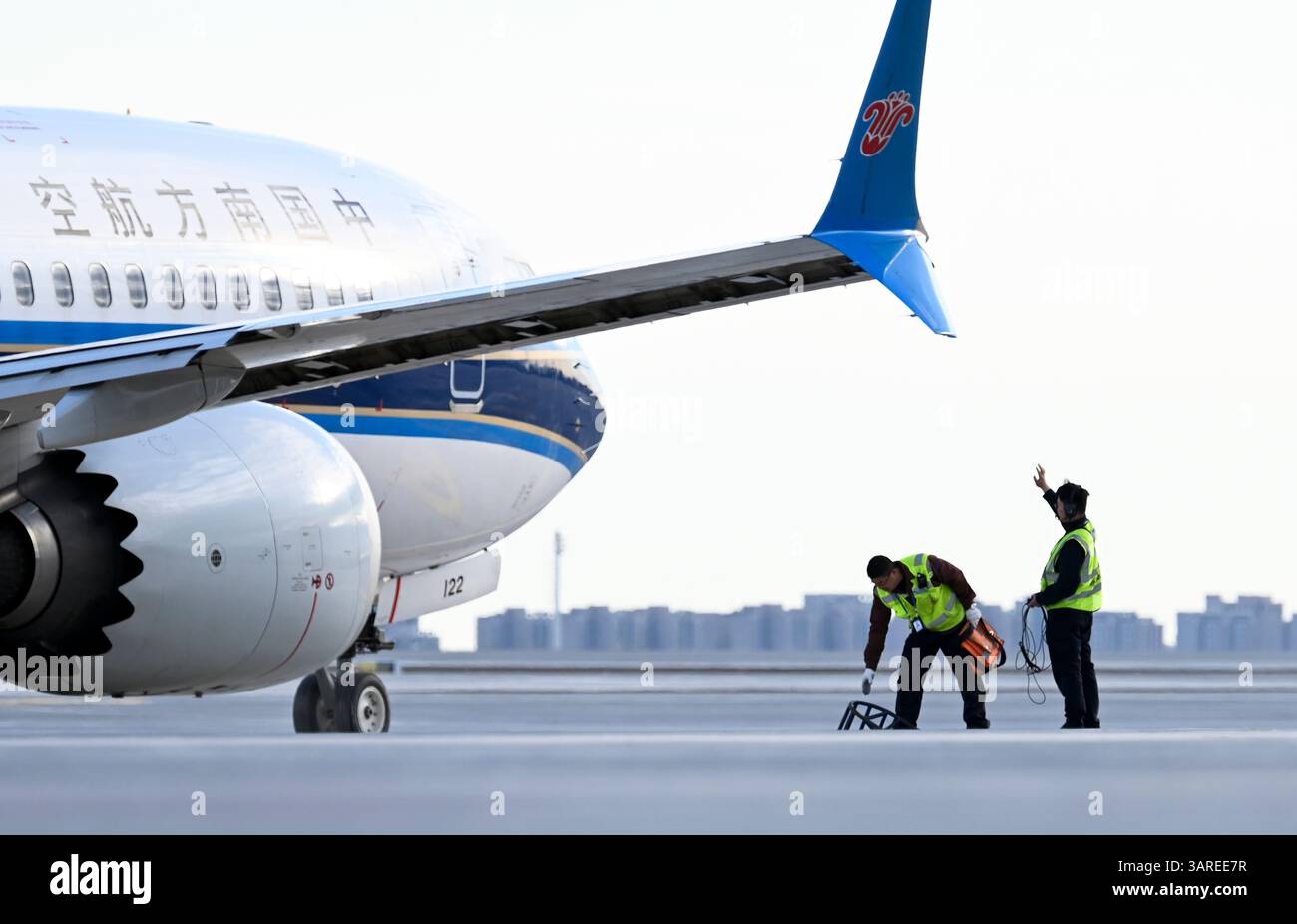 (250417) -- URUMQI, April 17, 2025 (Xinhua) -- Engineers conduct ...