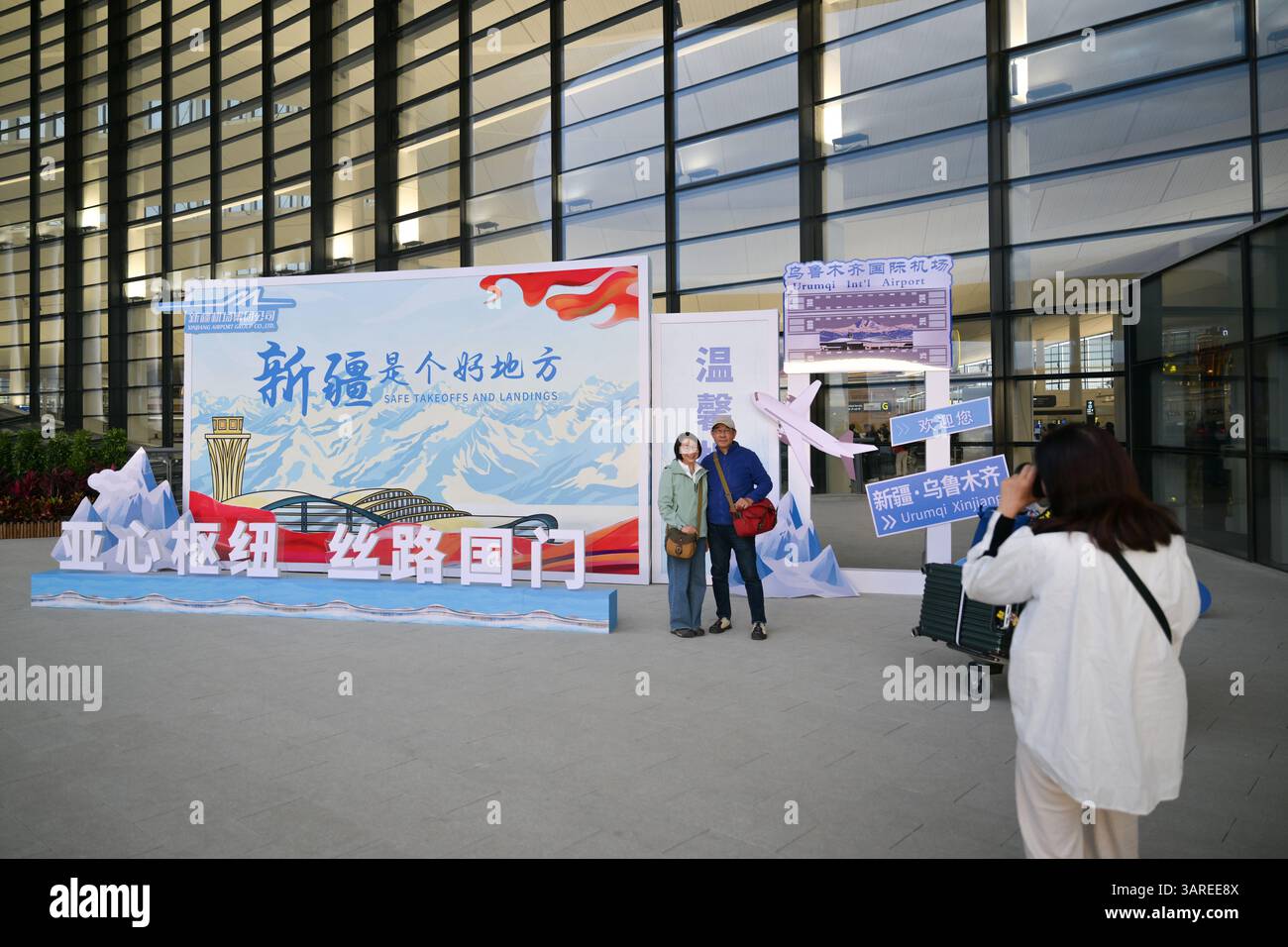 (250417) -- URUMQI, April 17, 2025 (Xinhua) -- Passengers take photos ...