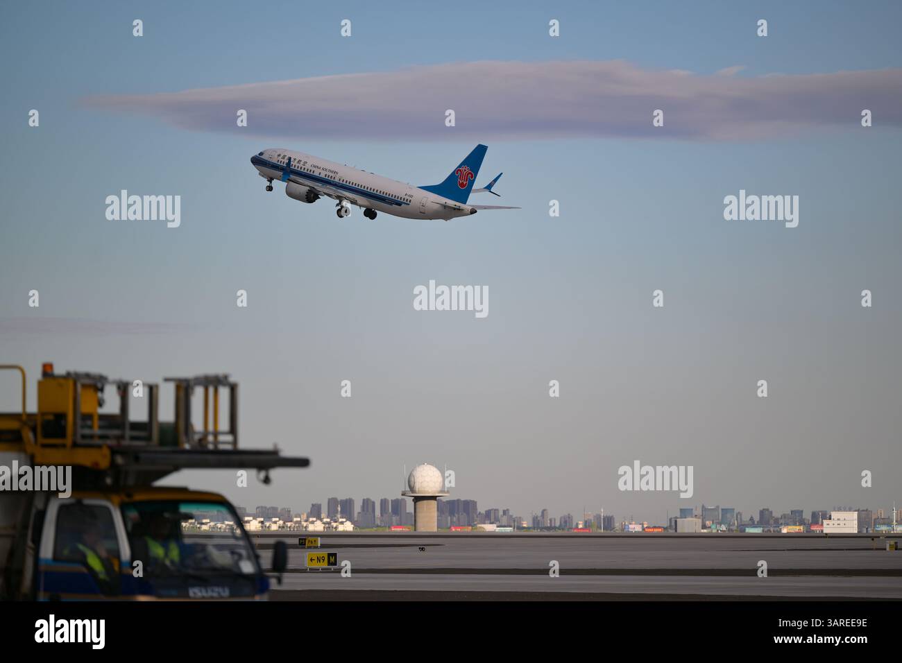 (250417) -- URUMQI, April 17, 2025 (Xinhua) -- An airplane bound for ...