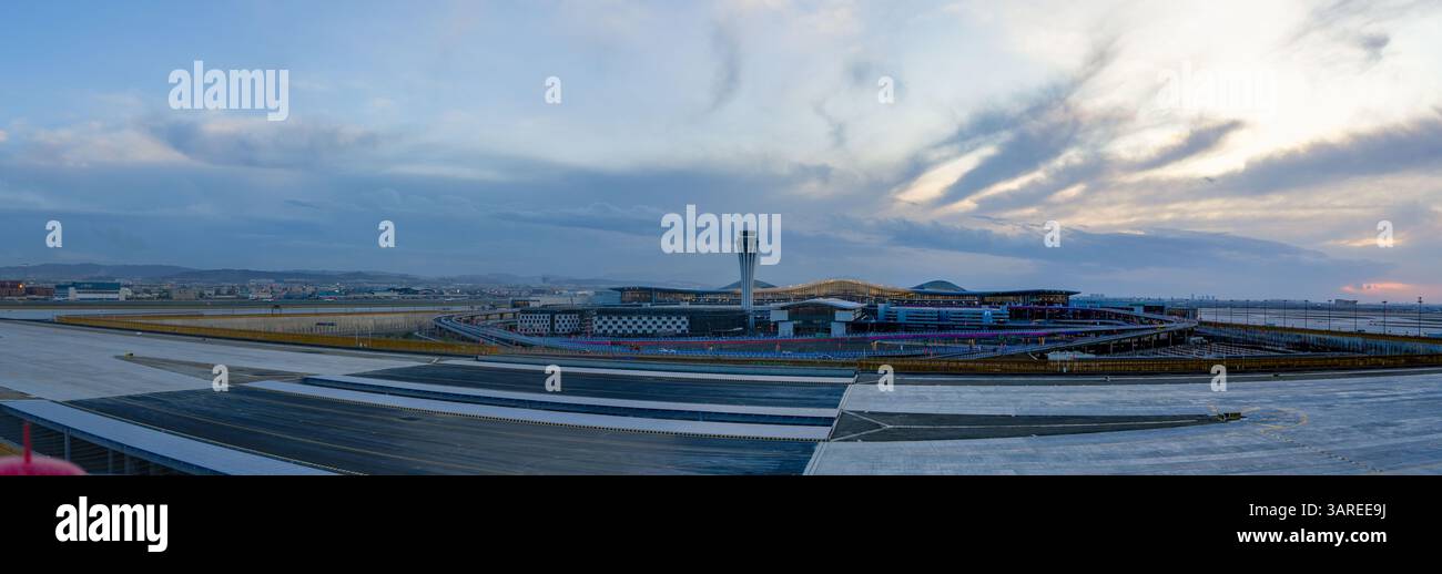 (250417) -- URUMQI, April 17, 2025 (Xinhua) -- This stitched photo ...