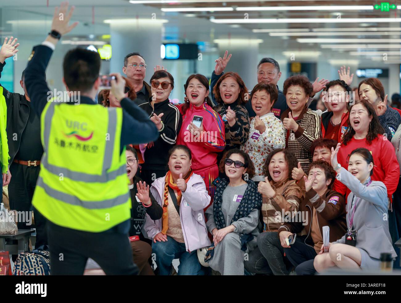 (250417) -- URUMQI, April 17, 2025 (Xinhua) -- Passengers and staff ...