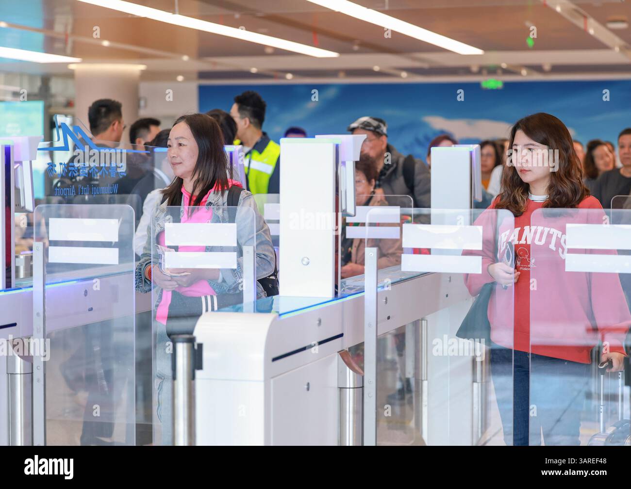(250417) -- URUMQI, April 17, 2025 (Xinhua) -- Passengers check in at a ...