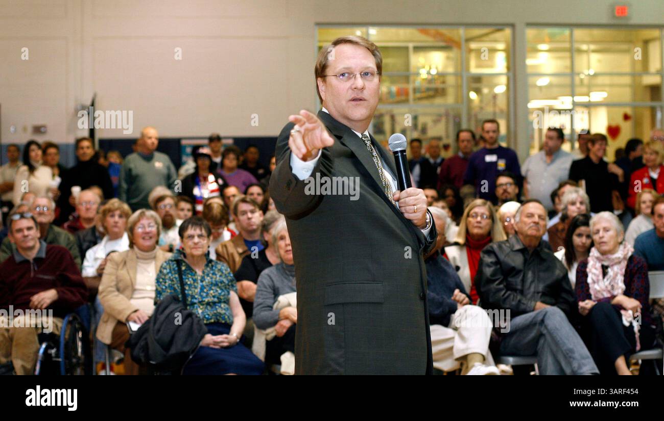 People squeezed into a room hi-res stock photography and images - Alamy