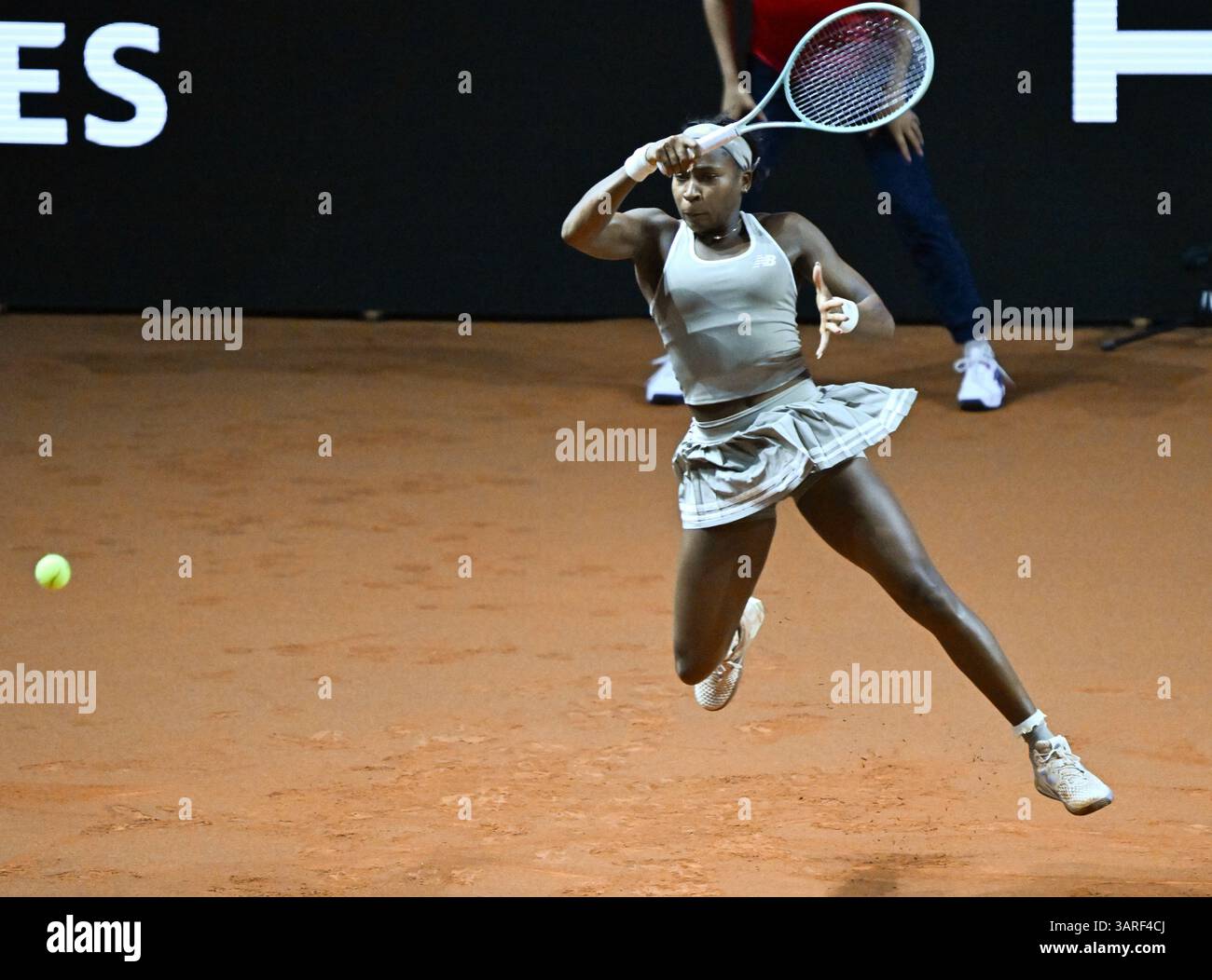 Stuttgart, Germany. 17th Apr, 2025. Tennis: WTA Tour - Stuttgart, singles, women, round of 16 ...