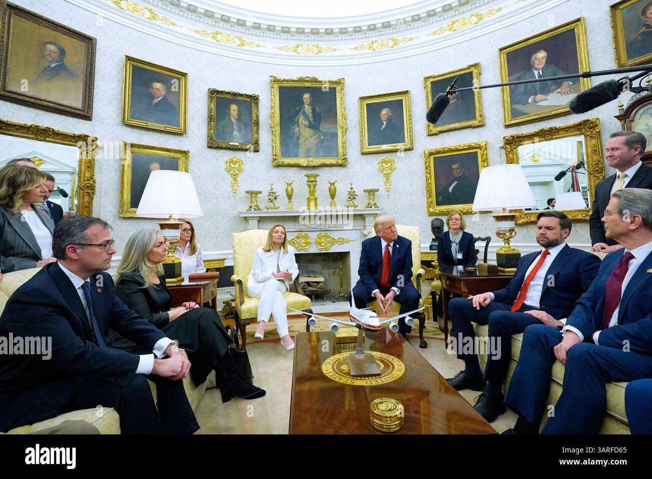 President Donald Trump meets with Italy's Prime Minister Giorgia Meloni ...