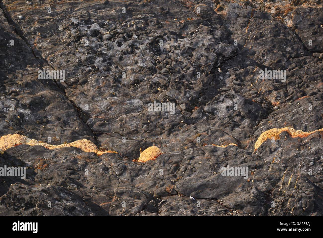 Rare texture in black rock with horizontal fracturing Stock Photo - Alamy