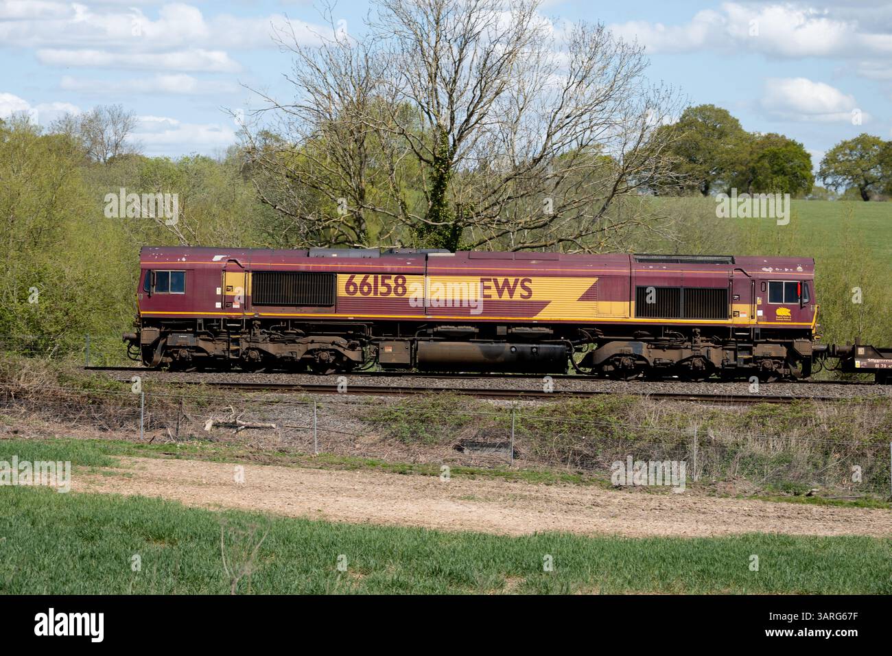 EWS class 66 diesel locomotive No.66158 pulling a freightliner train ...