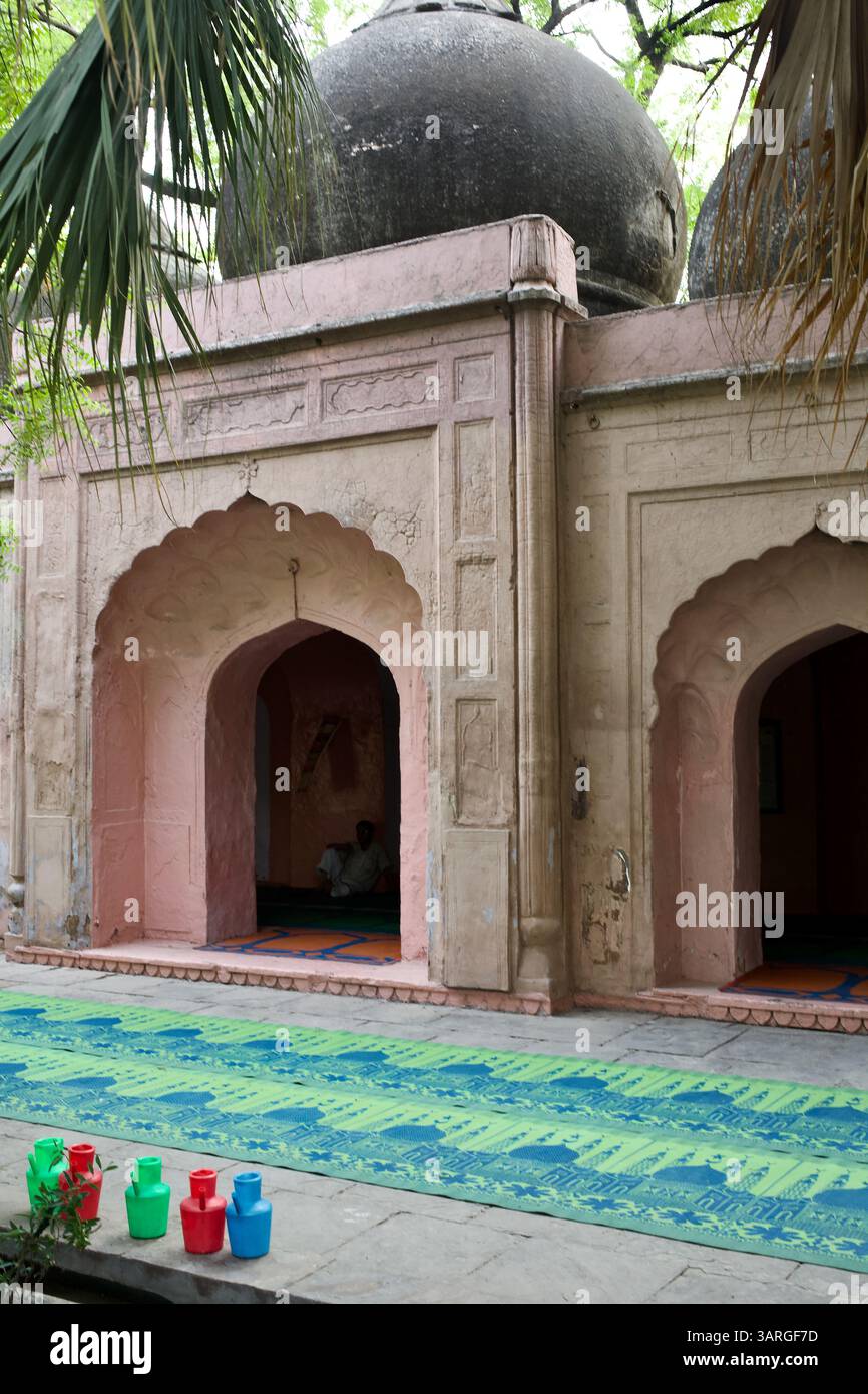 Exterior of the Mughal mosque in Delhi’s Qutub Minar complex, with ...